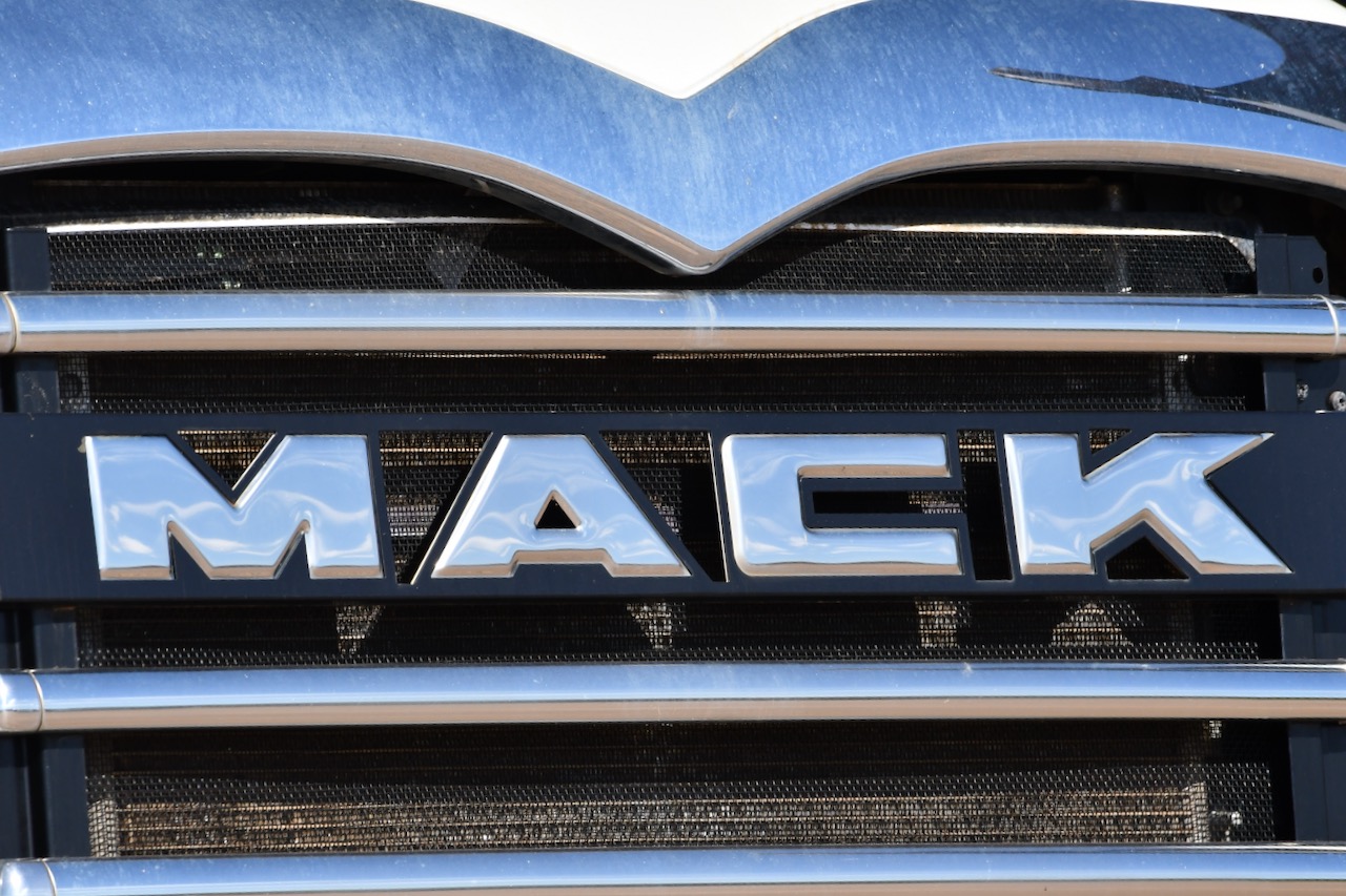 The Mack Truck Bulldog – IN MY VIEWFINDER
